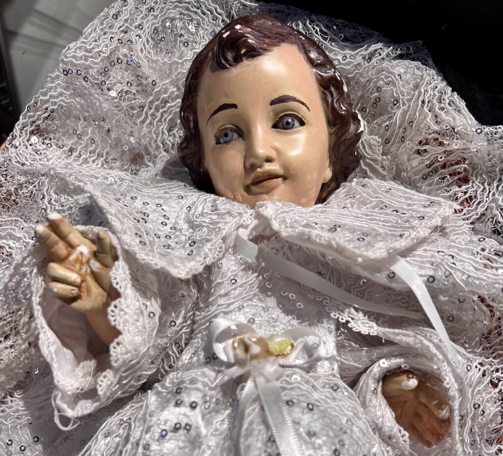 Persiste tradición de vestir y presentar al Niño Dios en el templo.